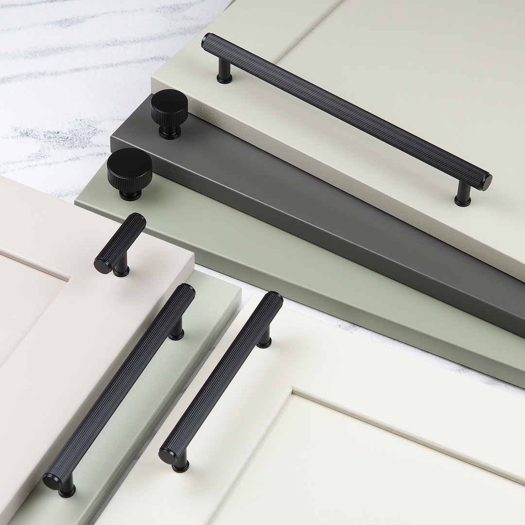 Matt Black Reeded Grooved Knurled Kitchen Handles & Knobs Solid Brass ...
