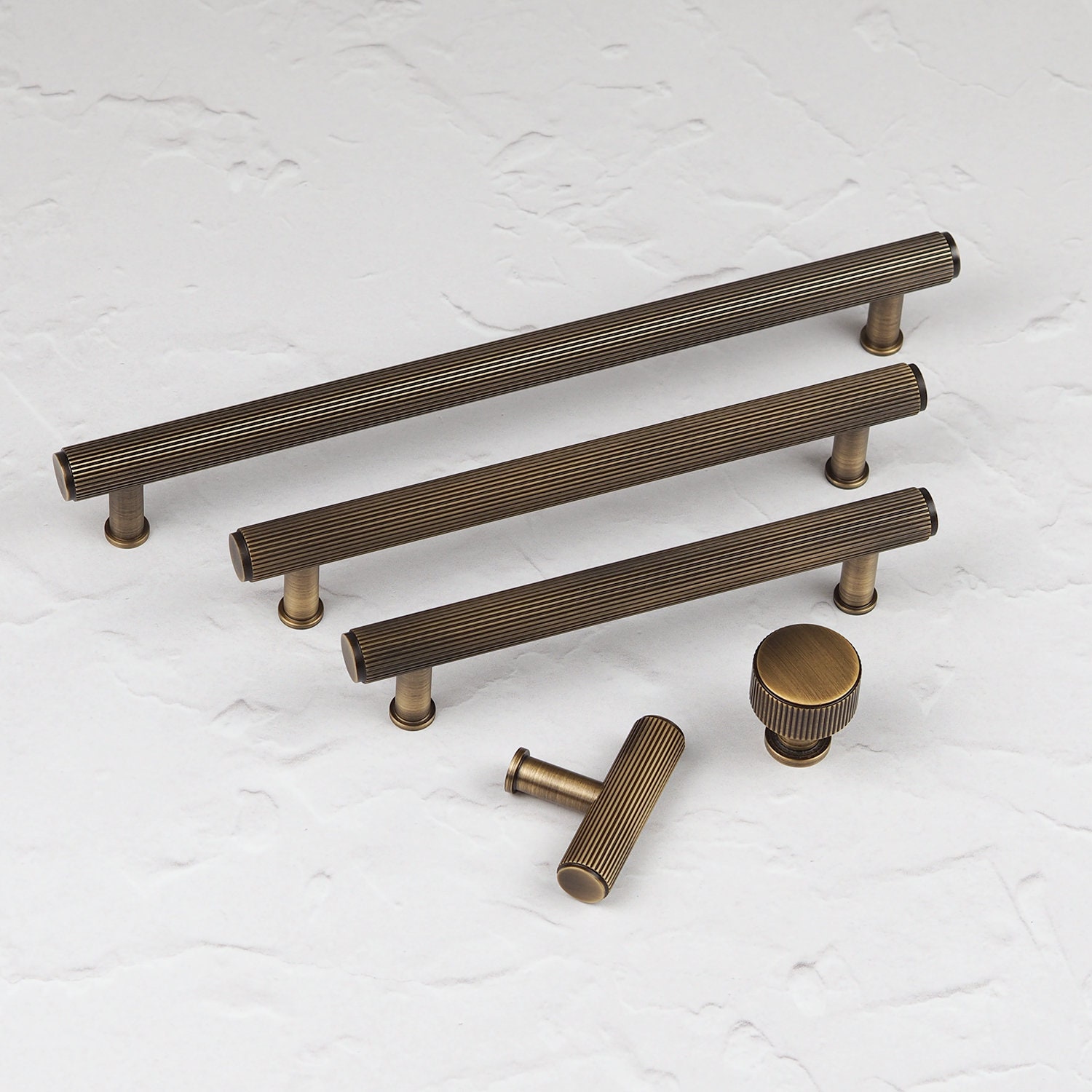 Antique Brass Bronze Reeded Grooved Knurled Kitchen Handles & Knobs ...