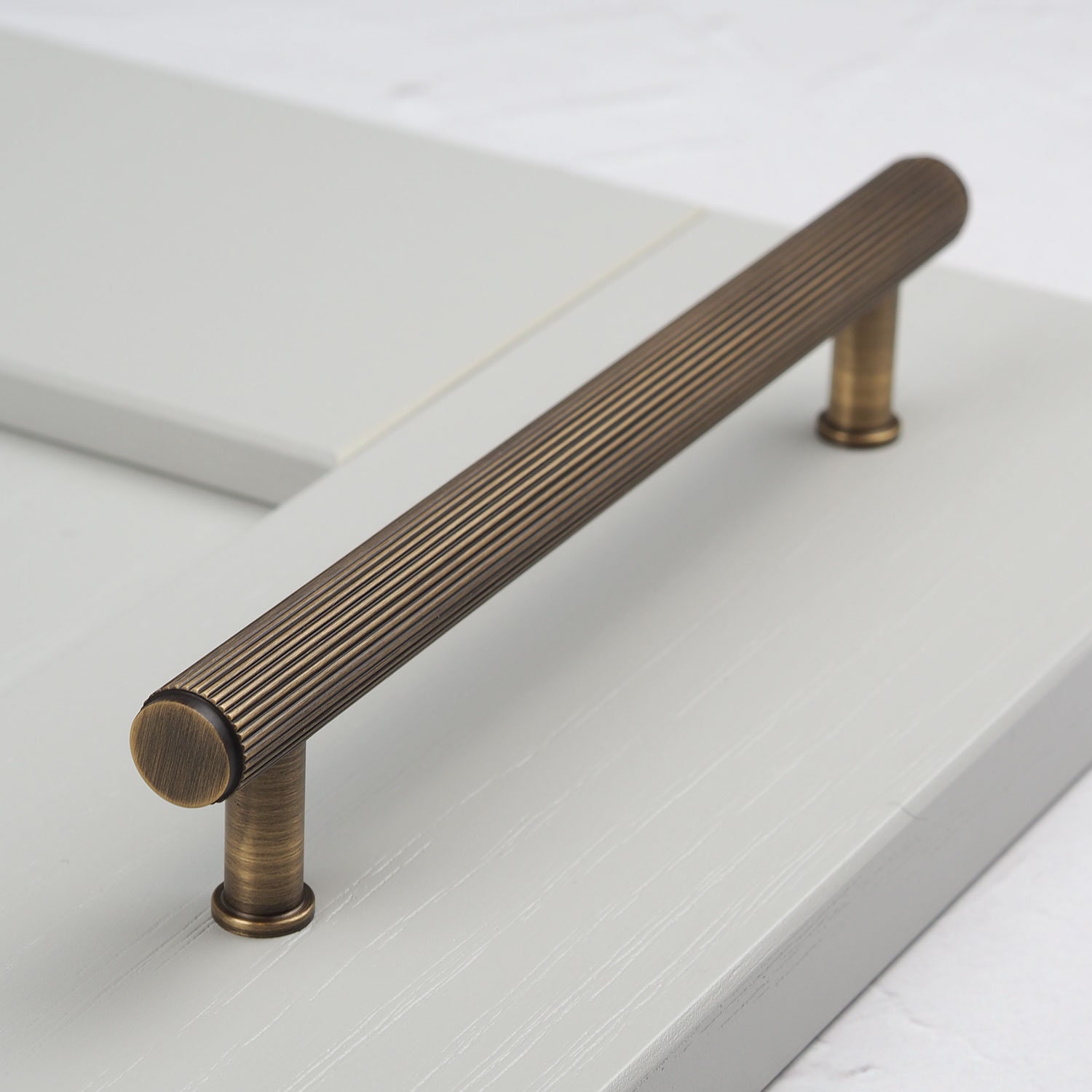 Antique Brass Bronze Reeded Grooved Knurled Kitchen Handles & Knobs ...