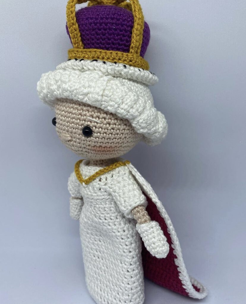Queen Elizabeth II Crochet Pattern ENG FR - Etsy