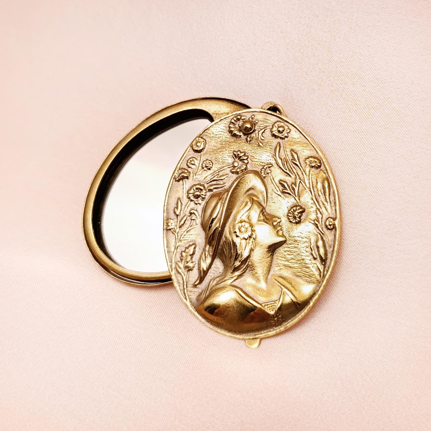 Large Lovely Belle Époque Girl Daisy Flower Oval Mirror Slide Locket ...