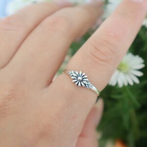 Daisy Ring, Sterling Silver Flower Ring, Dainty Daisy Ring, Delicate Flower Ring, Minimalistic ...