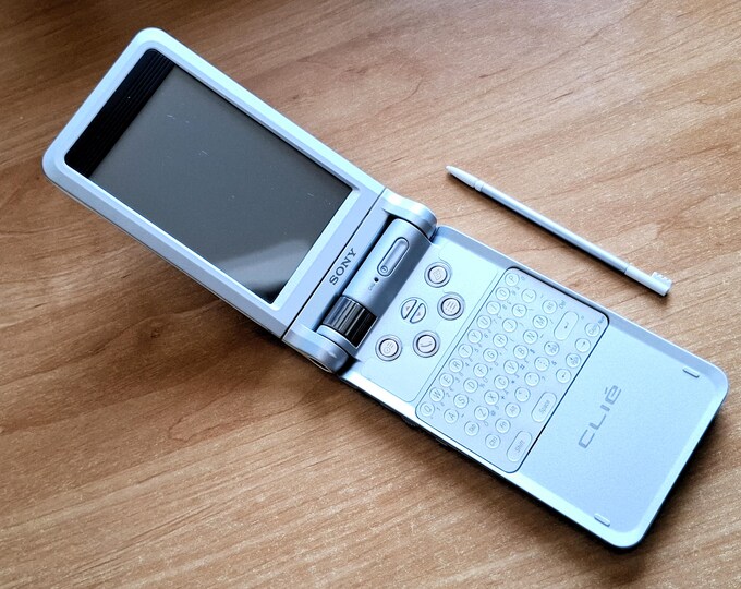 Vintage Sony Clie Handheld PDA Model PEG-NR70V/E Personal Entertainment ...