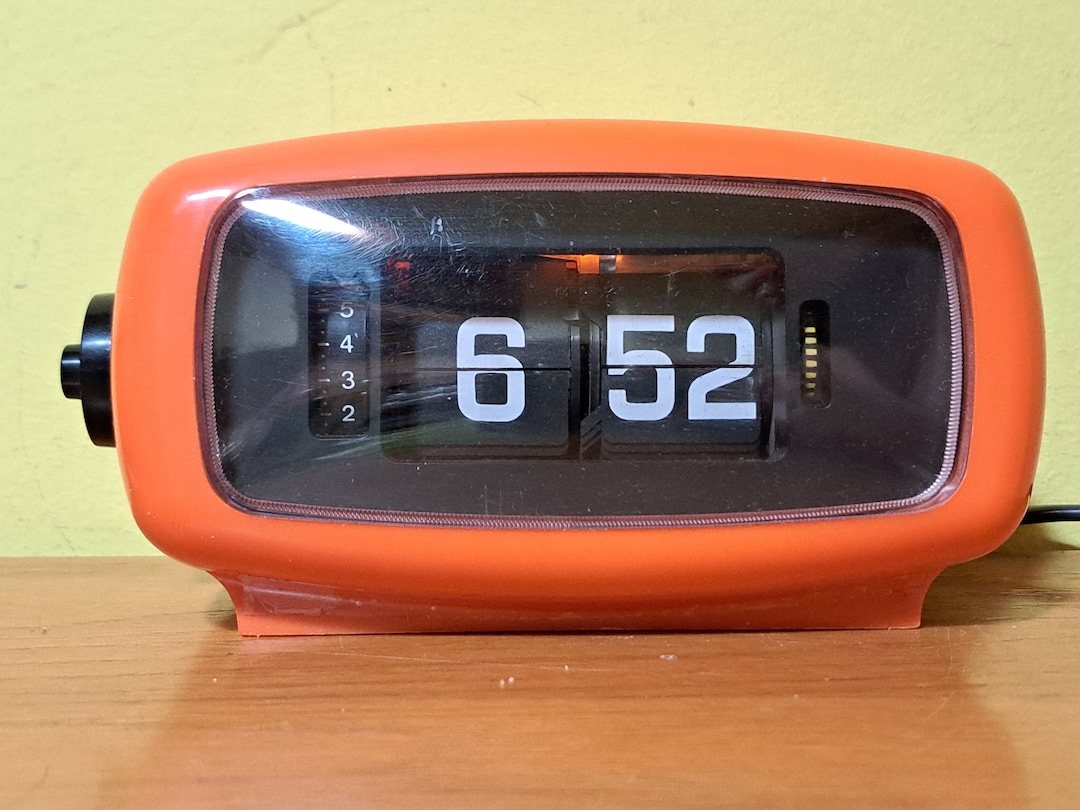 Vintage 1970s Japanese LW-18 Flip Clock Alarm, Excellent Condition ...