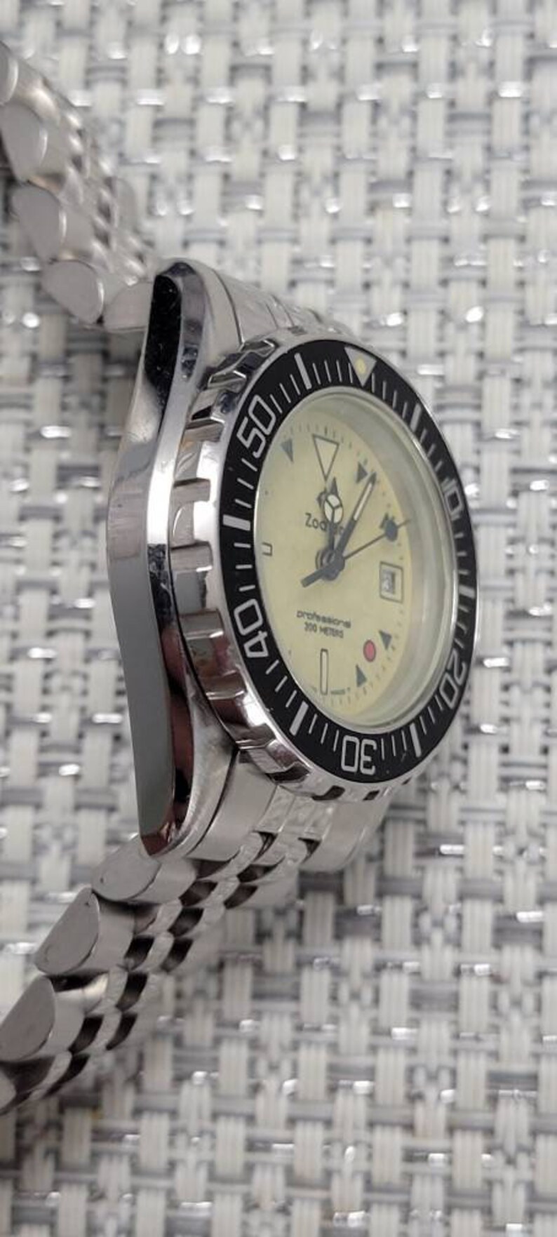 Vintage 90s Zodiac Red Dot Luminous Dial 200m Diver Quartz Ladies Watch ...