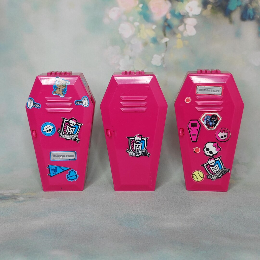 Monster High School Freestanding Classroom Pink Lockers Set of 3 13 Cm ...