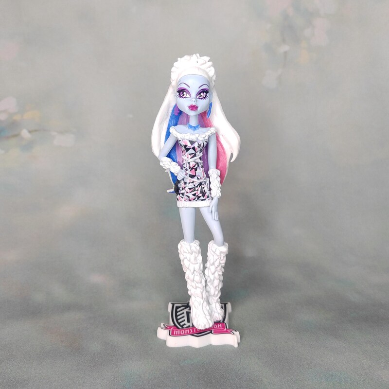Abbey Bominable - Etsy