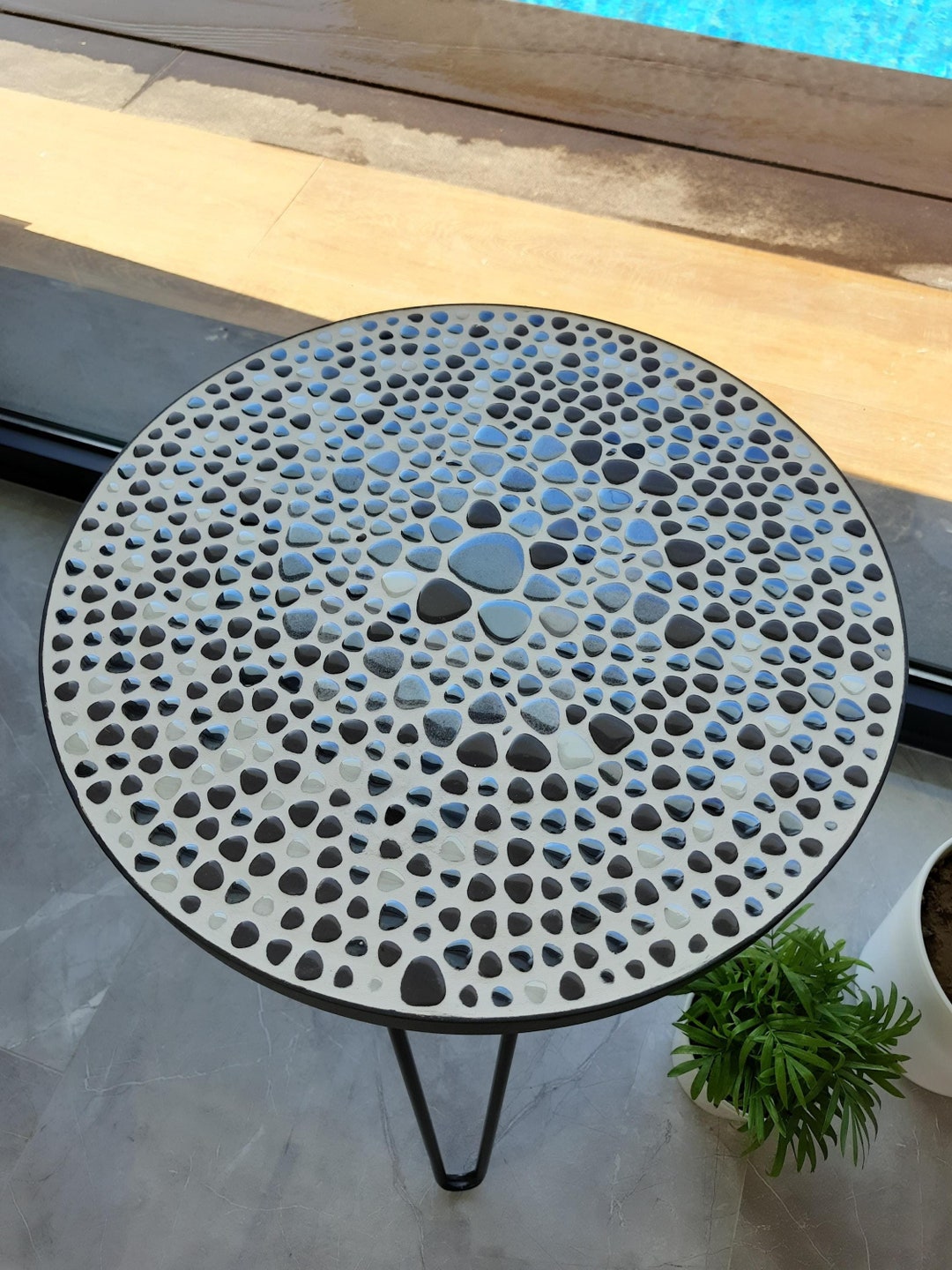 Table en mosaïque noire et blanche côtière chic - Design unique en ...