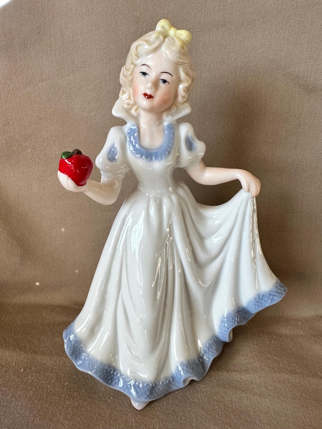 Snow White Porcelain Princess Figure Blonde Hair Holding Apple 7 ...