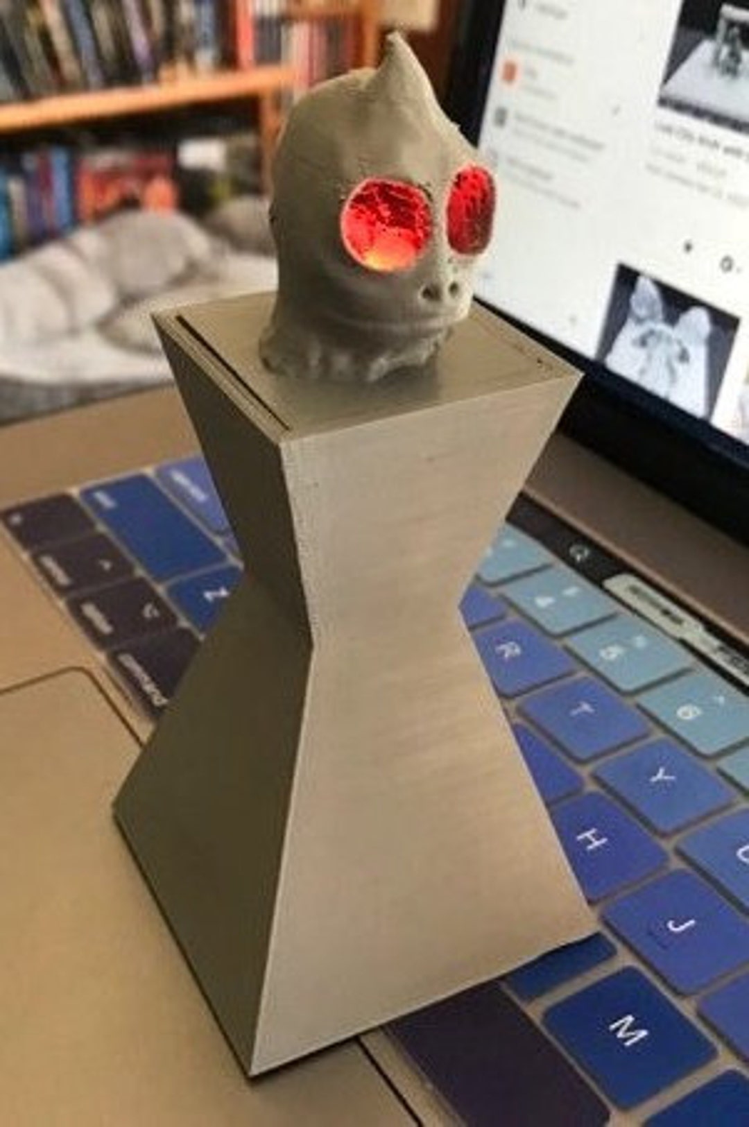 Sleestak Skull on Podium (as Seen in the Library of Skulls) 4.75 Inch ...