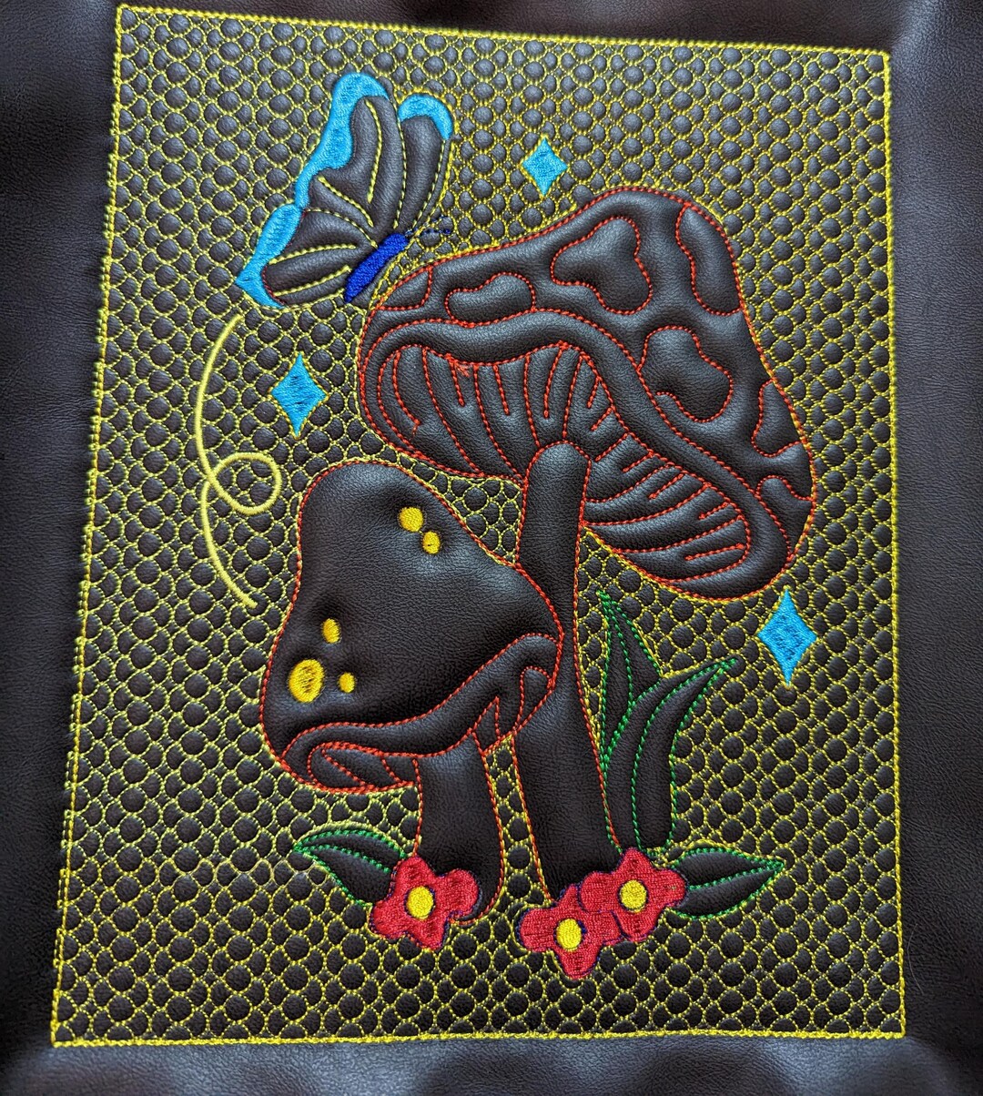 Bordado de borboleta em forma de cogumelo Trapunto. Arquivo SOMENTE ...