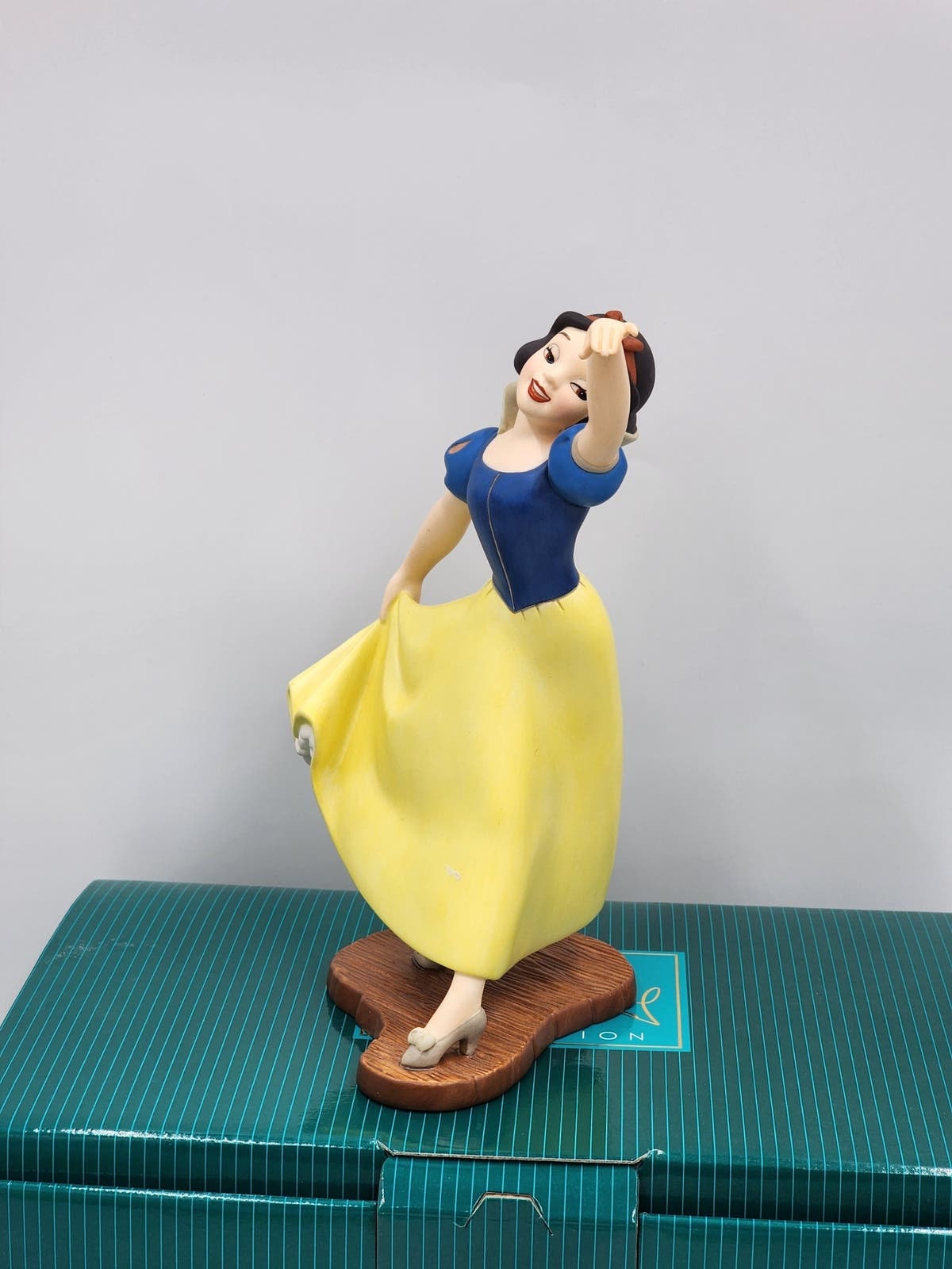 WDCC Disney Snow White Figurine the Fairest One of All Box COA ...