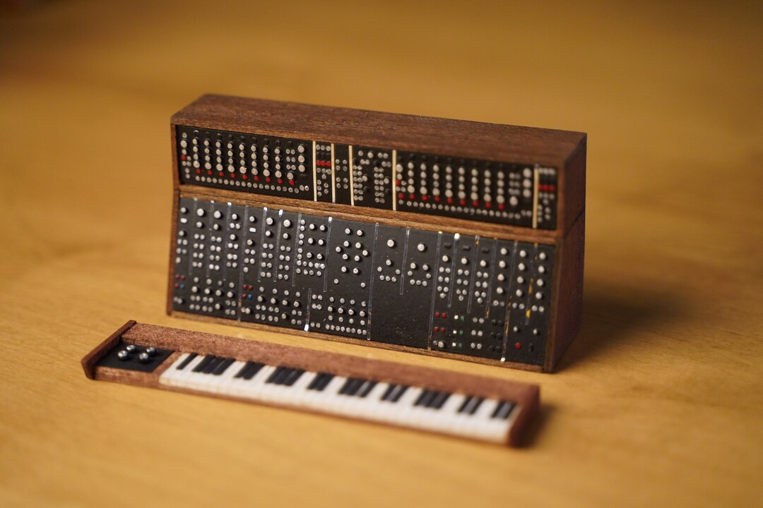 Miniatur Moog System 35 Synthesizer: Musikinstrument Replika (14 cm ...