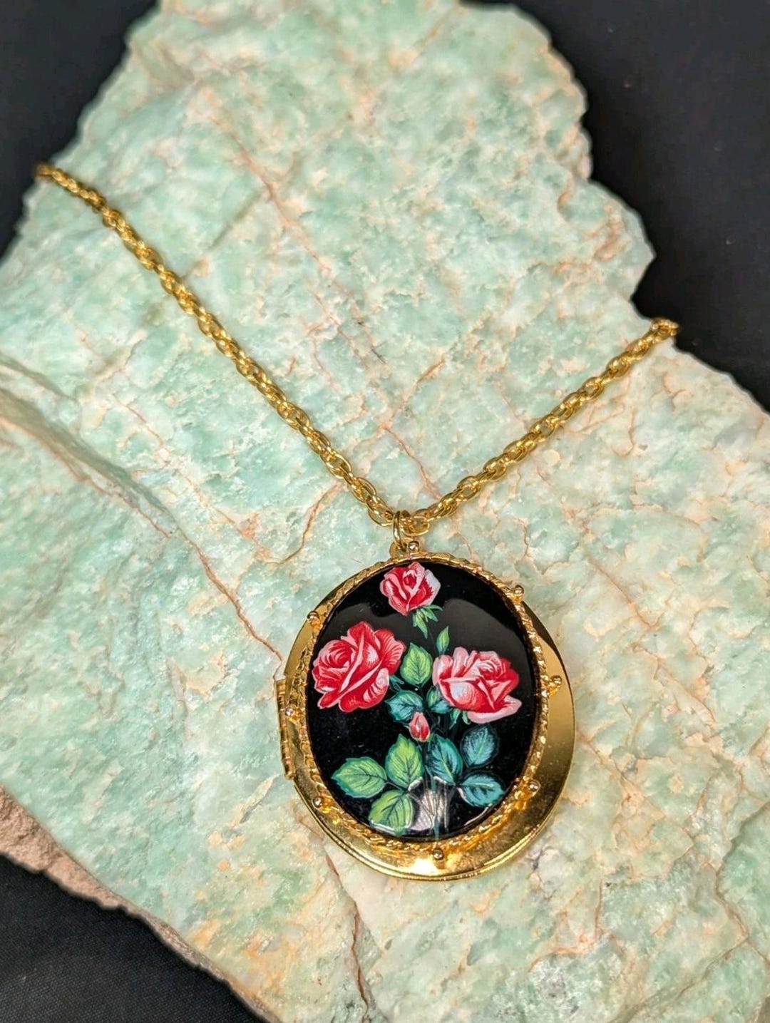 Women's Painted Red Roses on Glass Locket Pendant Gold Tone Chain 25 ...
