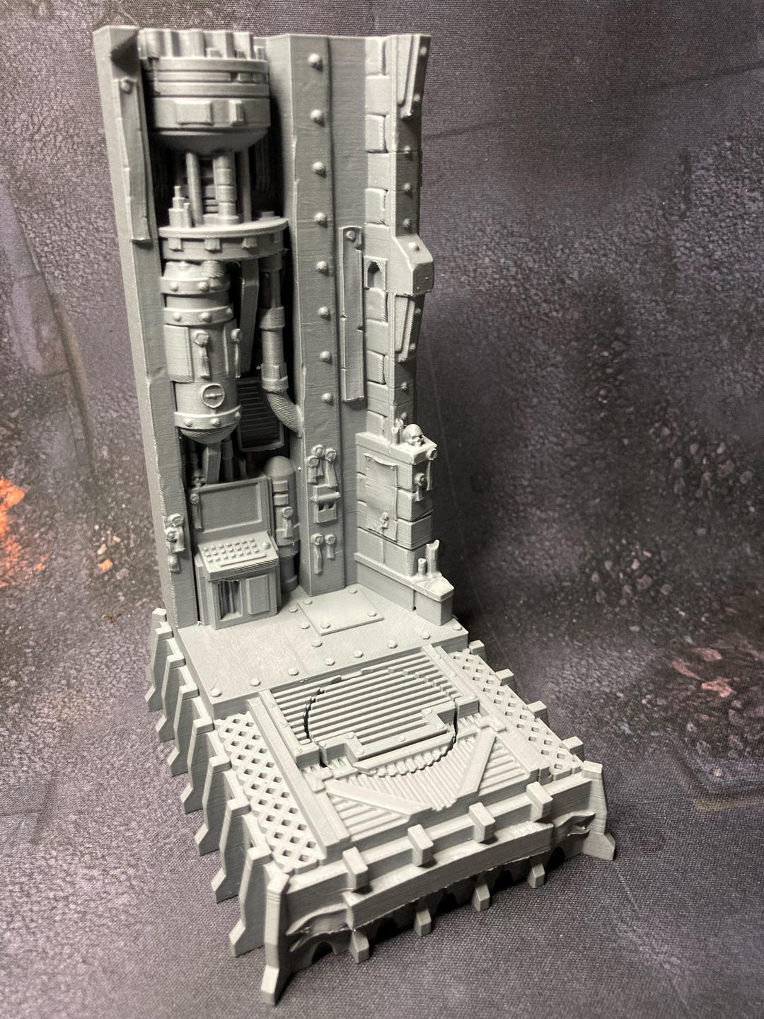 Grimdark Space Hulk Display Plinth: 32mm Hero Base - Tabletop Wargaming ...