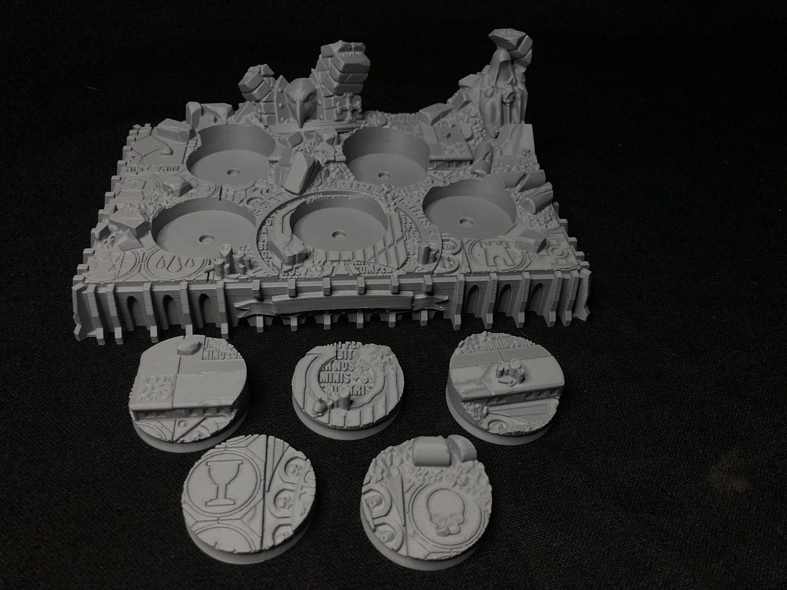 Grimdark Throne Room Display Plinth: 40k Miniature Base - W205 X D133 X ...