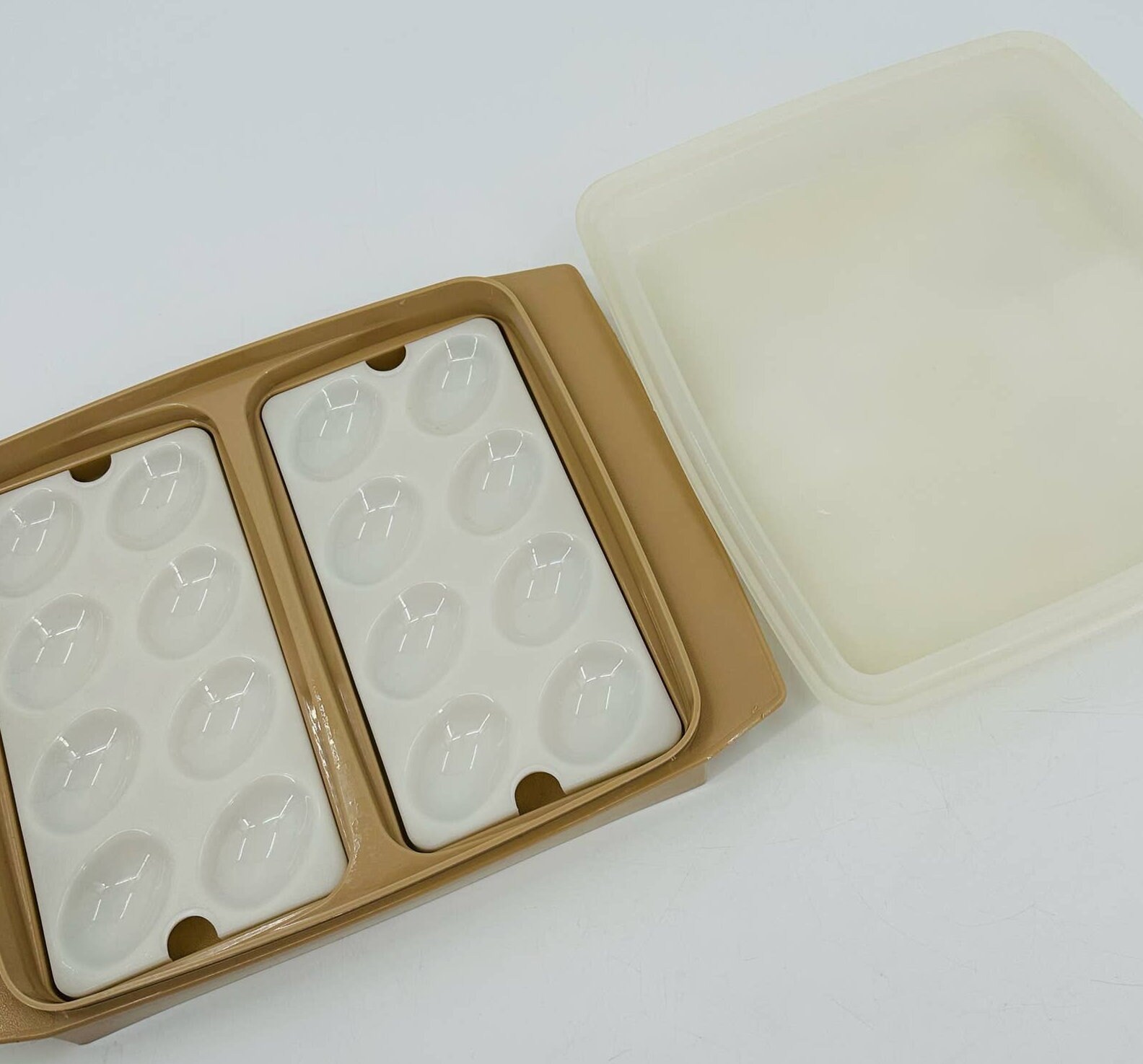 TUPPERWARE Deviled Egg Keeper Carrier 4pc Tray & Lid Almond 723-3 ...