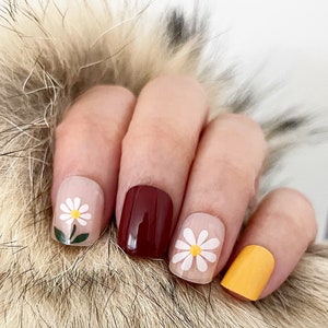 Handmade Press on Nails | Glossy Daisy Flower Nails | Short Square ...