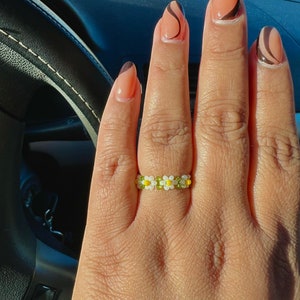 Daisy Bead Ring, Beaded Flower Rings, Dainty Ring, Daisy Ring, Cute ...