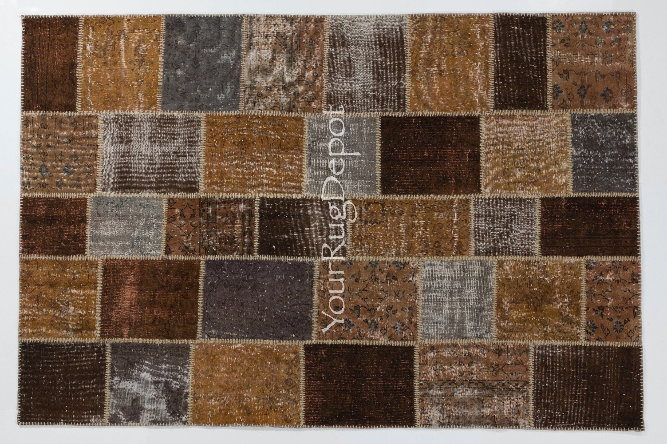 Moderner Patchwork Teppich. Handgefertigt aus neu gefärbten Vintage ...