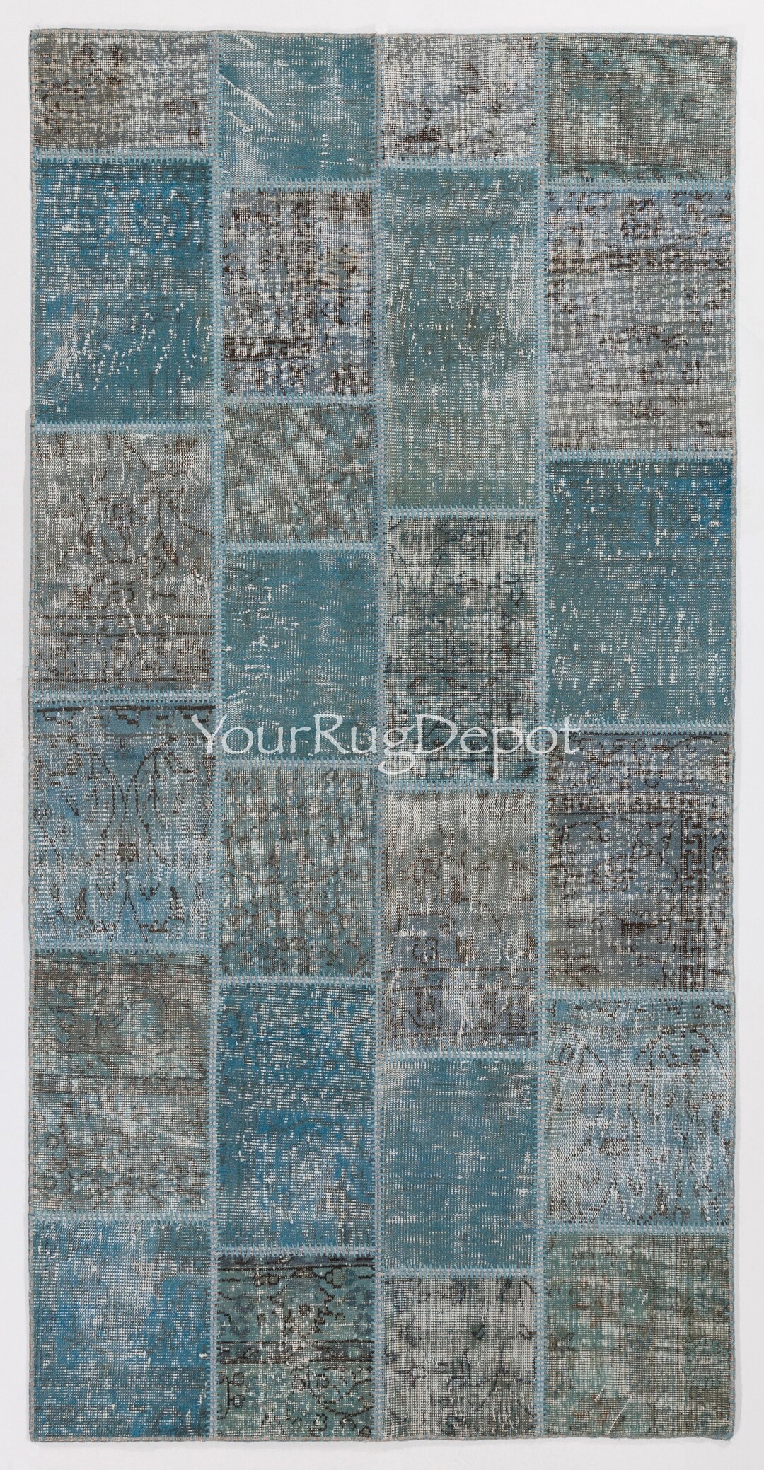 Moderner Patchwork Teppich. Handgefertigt aus neu gefärbten Vintage ...
