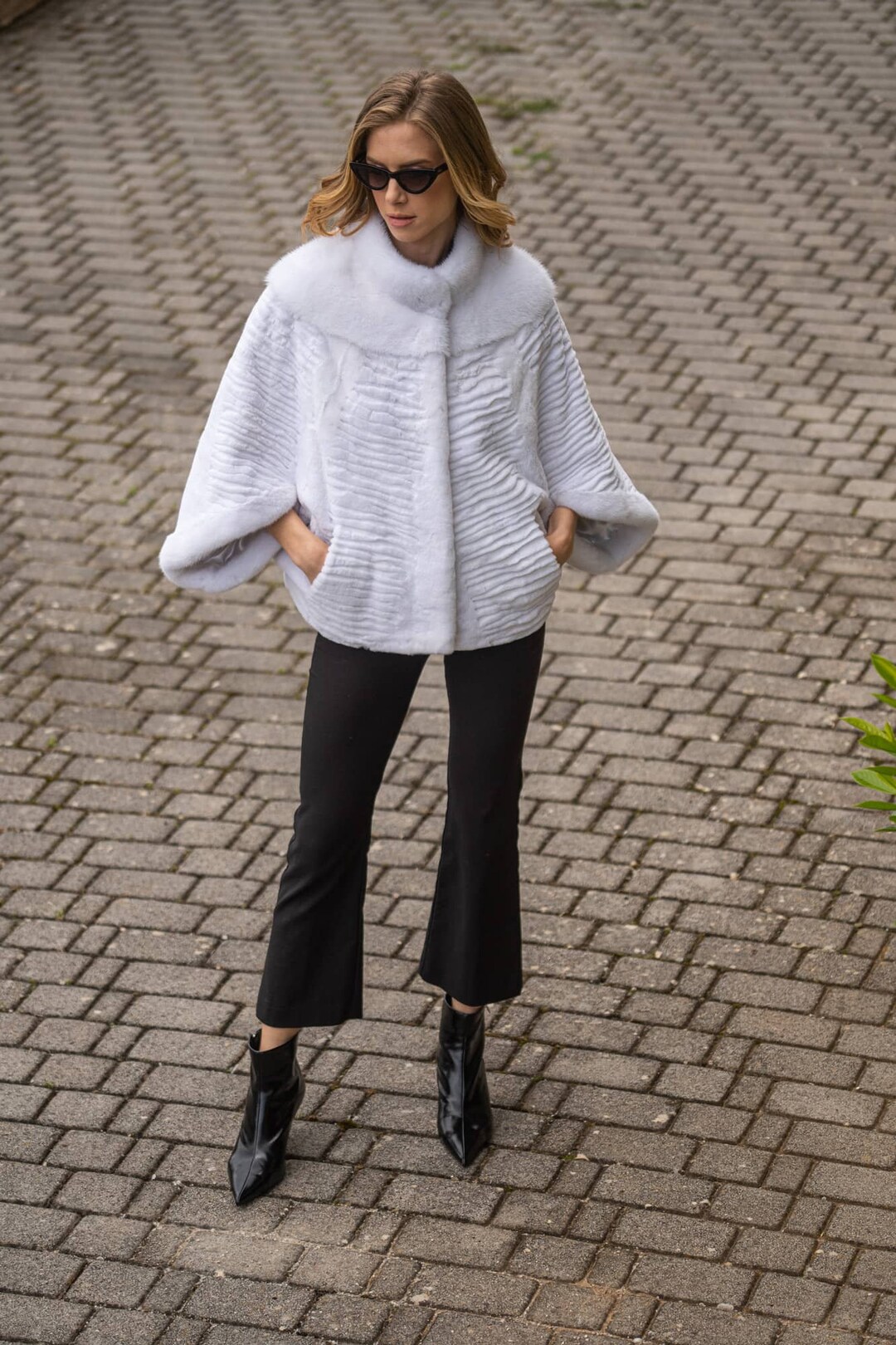 ONE SIZE White Real Mink Fur Cape With Sheared Details. Natural Color ...