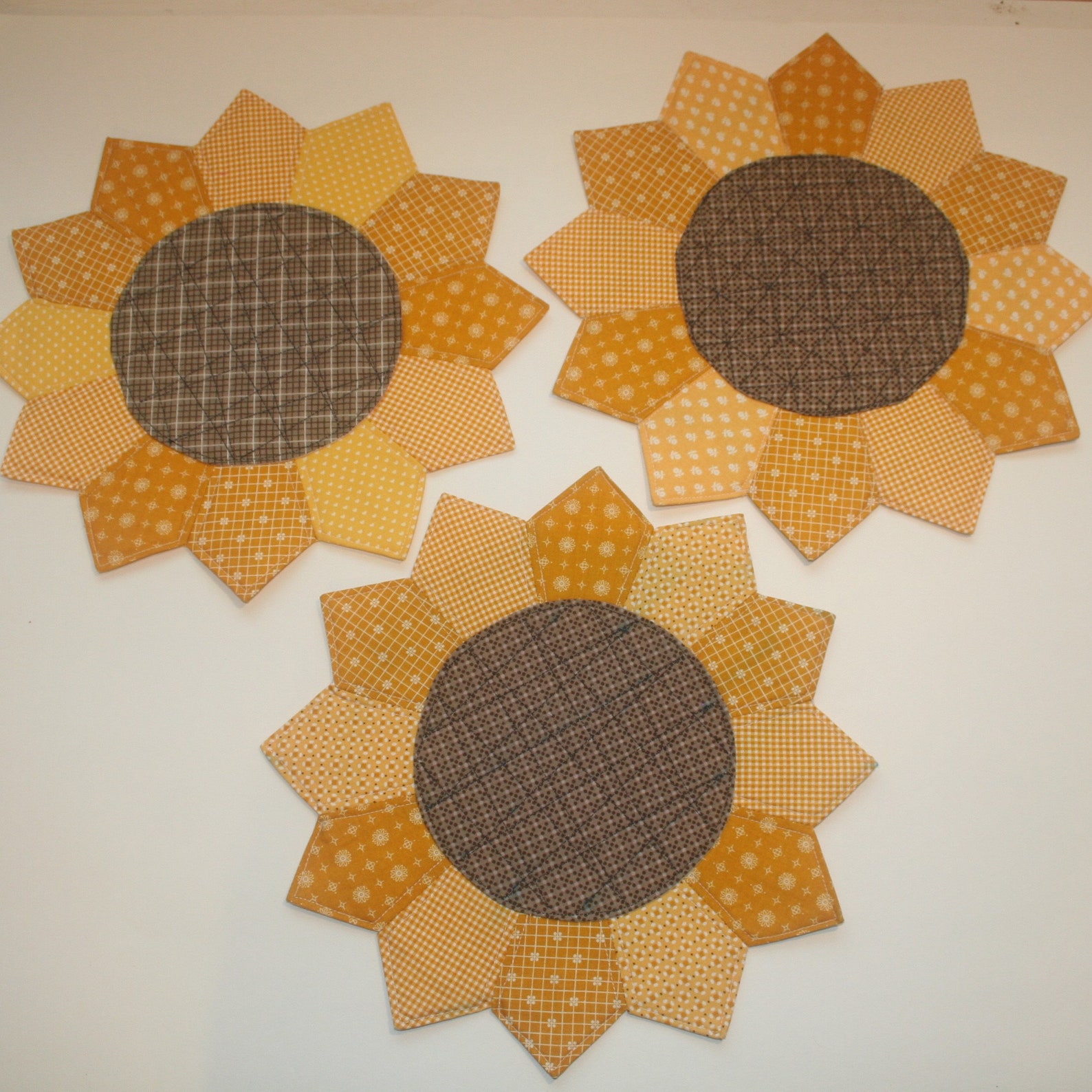 PDF Sunflower Mug Rug Pattern Using a Dresden Plate Template Digital ...