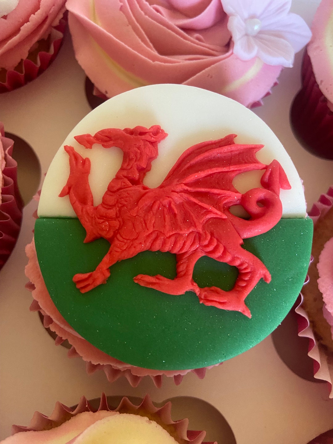 Welsh Flag Fondant Cupcake Topper / Welsh Dragon Topper/ Edible ...