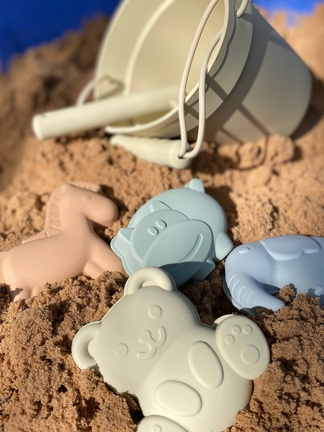 Silicone Bucket Toy 6 Piece Set Beach Sand Sandpit Dig Tool Kit Zoo ...