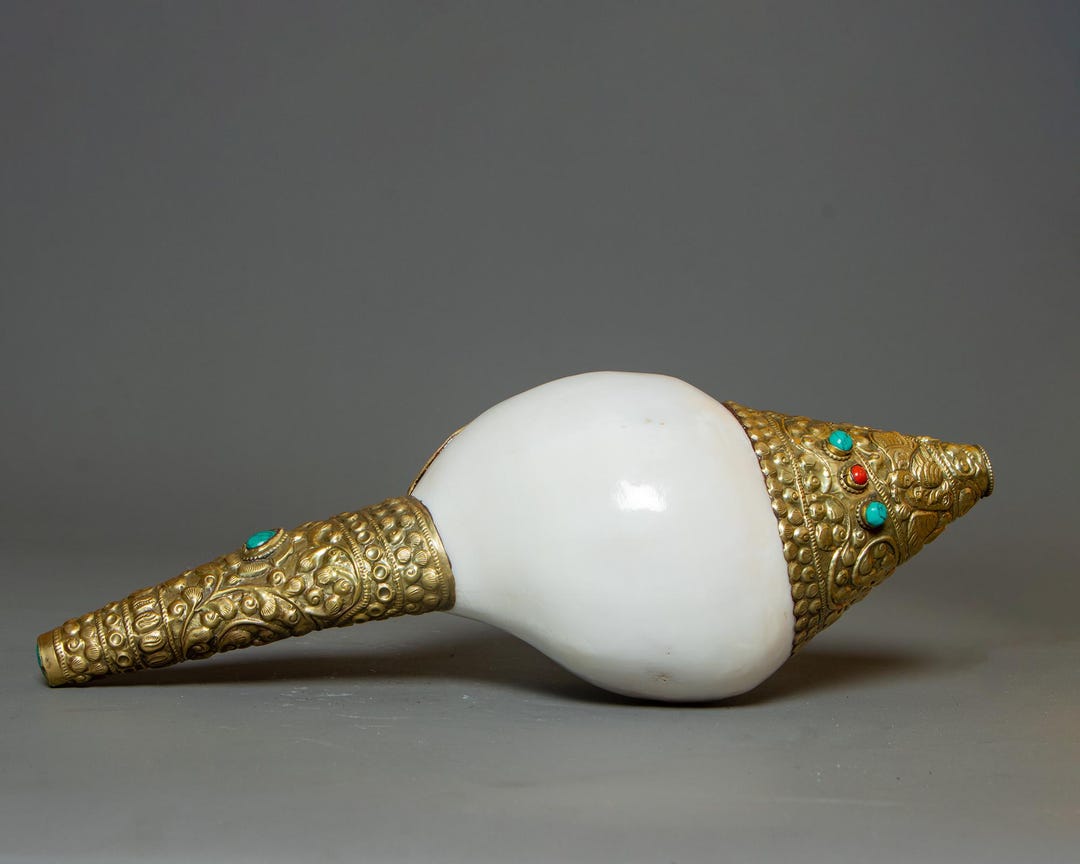 Silver-plated Shankha Conch Shell: Hindu Buddhist Altar Decor (14x15 ...