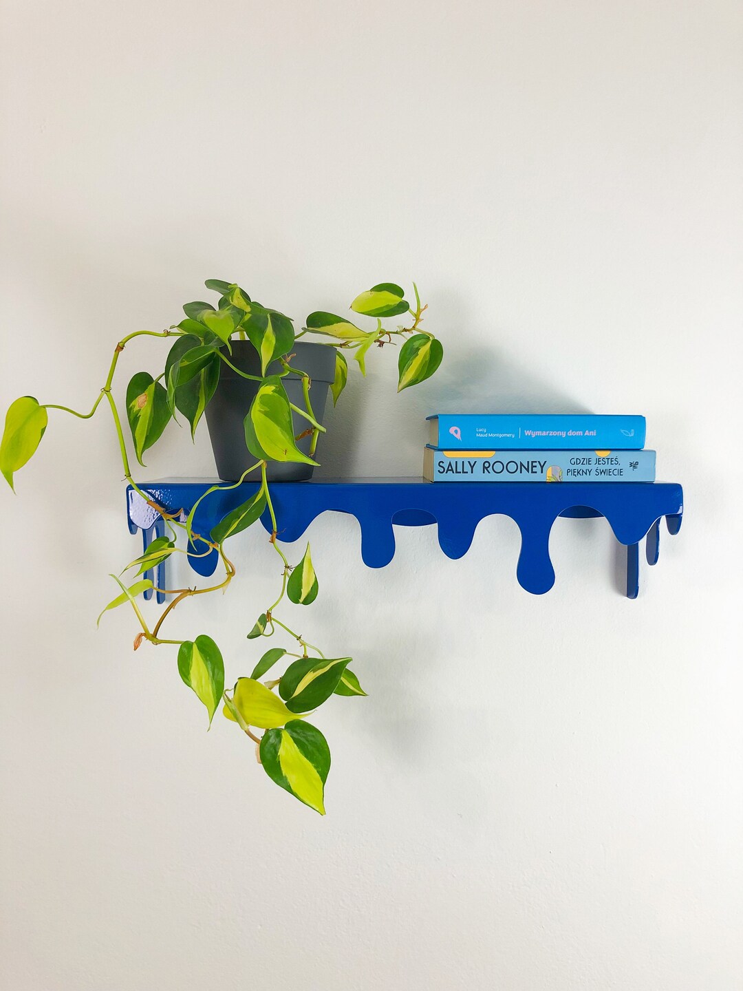 Gewelltes Metallregal, schwimmendes gewelltes dekoratives Regal, an der ...