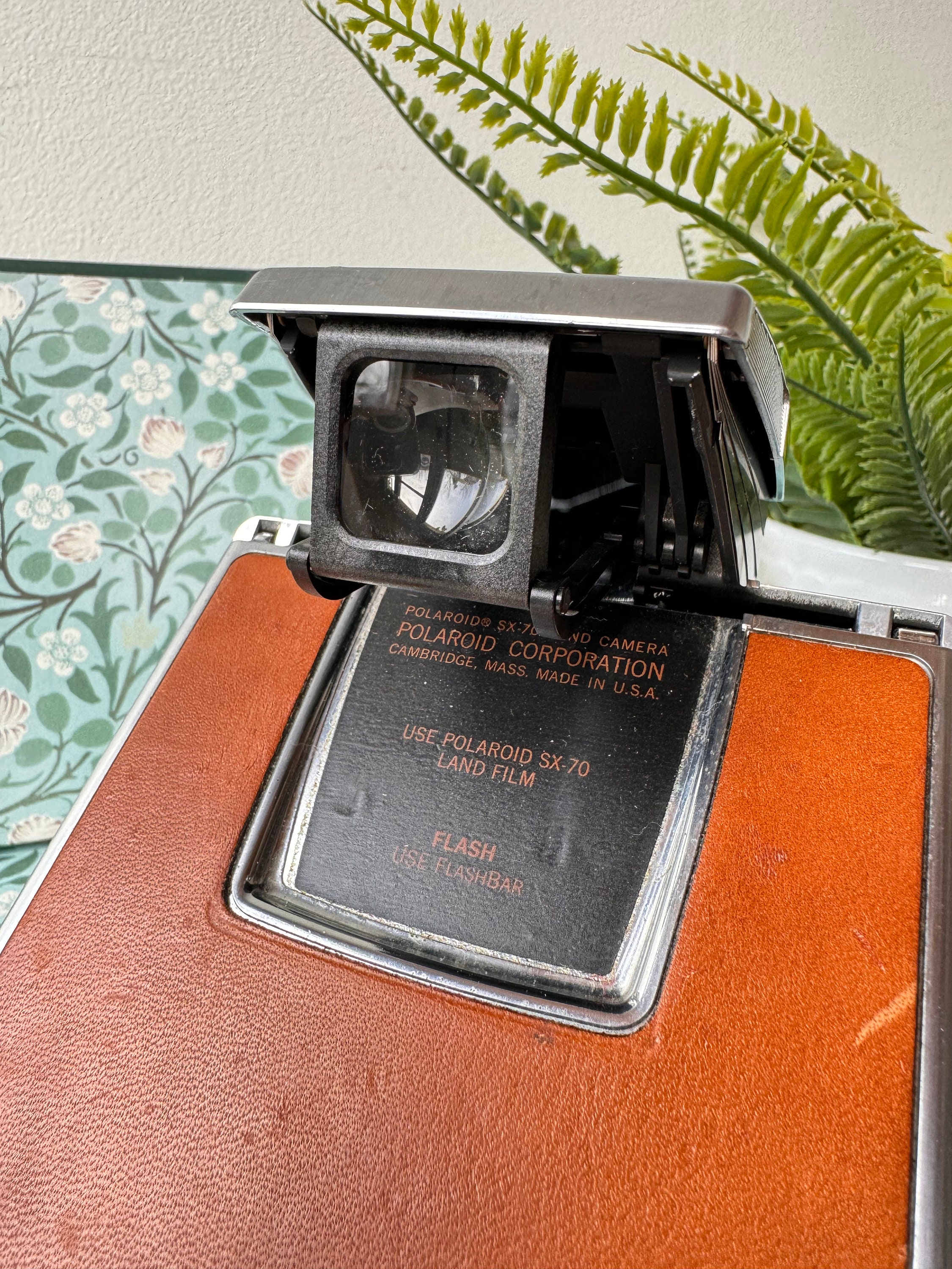 Vintage 1970s Polaroid SX-70 Instant Film Camera With Leather Polaroid ...