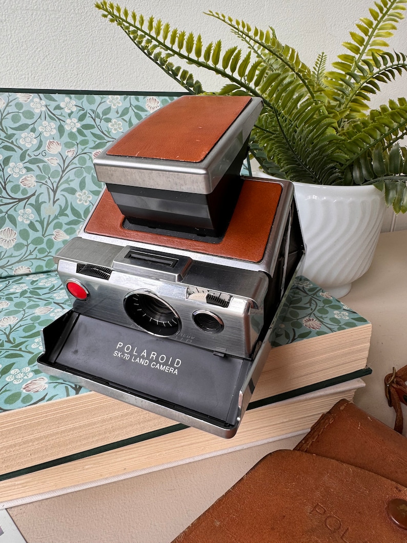Vintage 1970s Polaroid SX-70 Instant Film Camera With Leather Polaroid ...