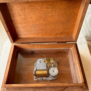 Vintage 1950s Musical Wooden Edelweiss Box With Swiss Movement, MCM Mid ...