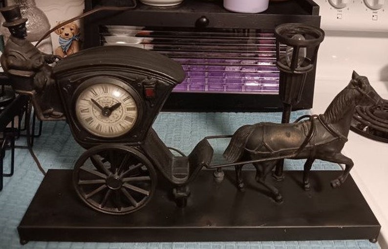 Vintage Horse Drawn Carriage Clock and Streetlamp Light Stagecoach ...