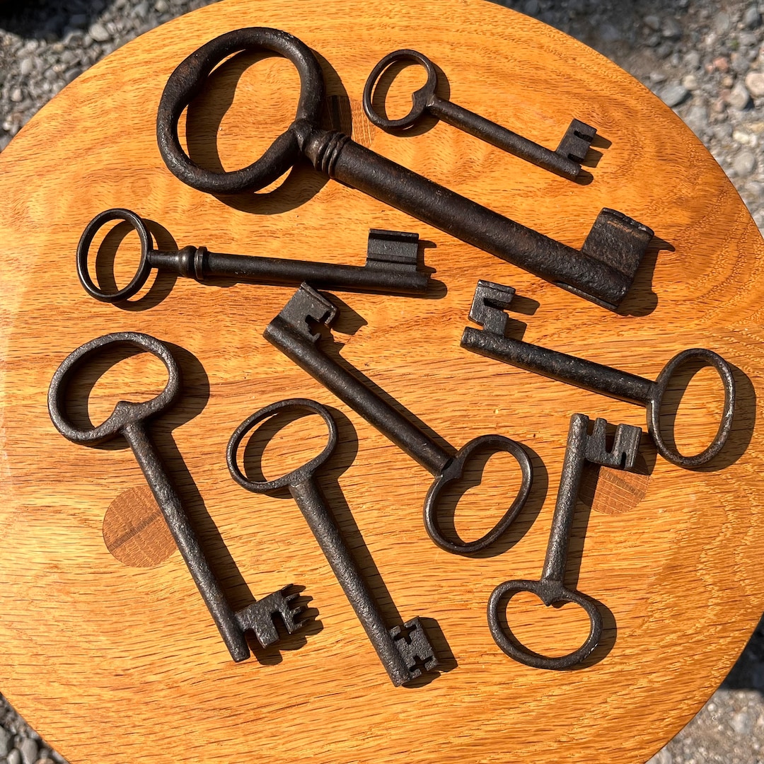 Collection of 8 Antique Iron Skeleton Keys, Lock Hardware, Jail Key, Prison, Halloween Decor ...