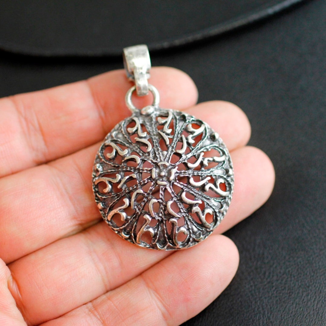 Amulet Ornament Pendant, Carving Pendant, Stylish Round Pendant, Floral ...