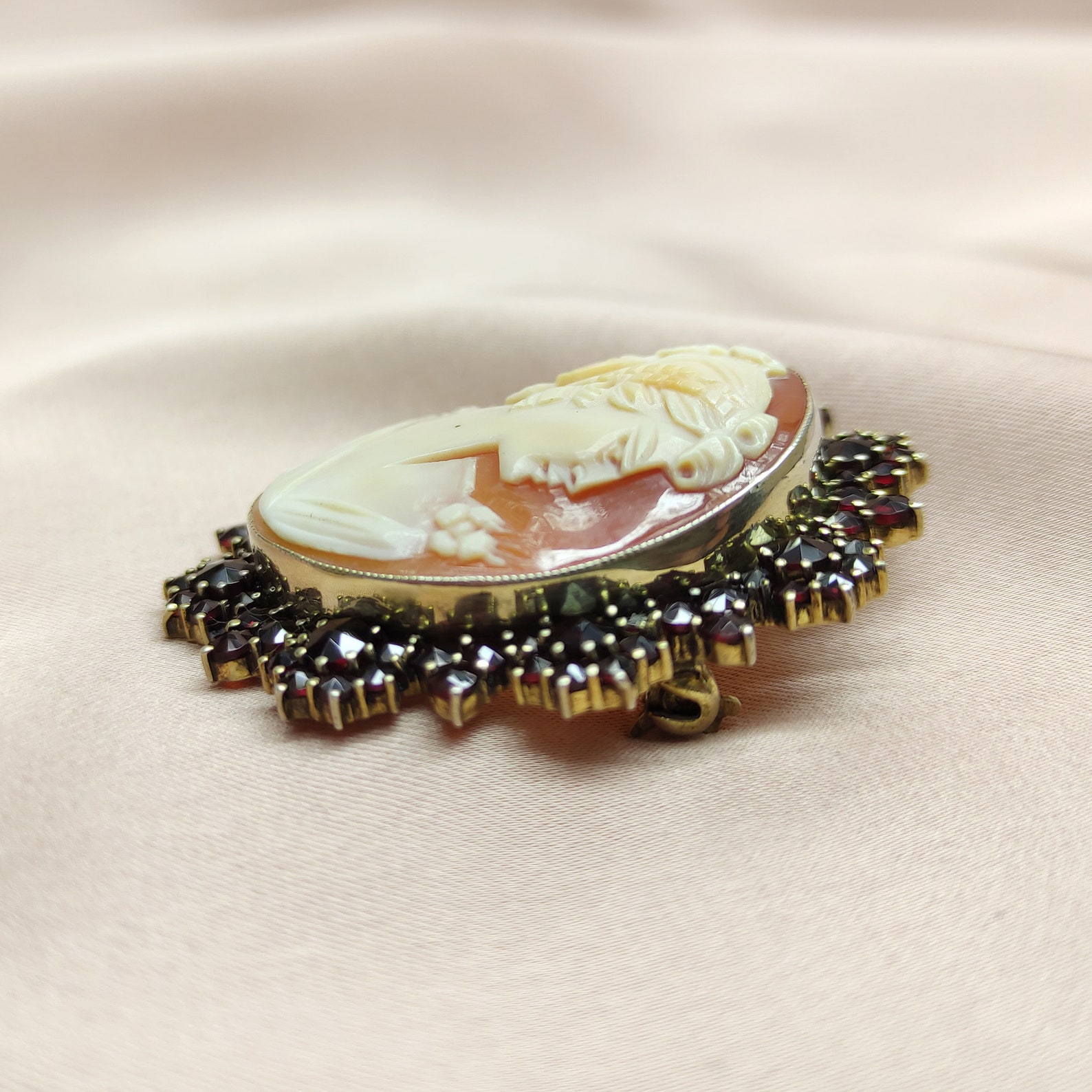 Lovely Vintage Red Bohemian Garnet Carved Shell Cameo Brooch Gilt ...