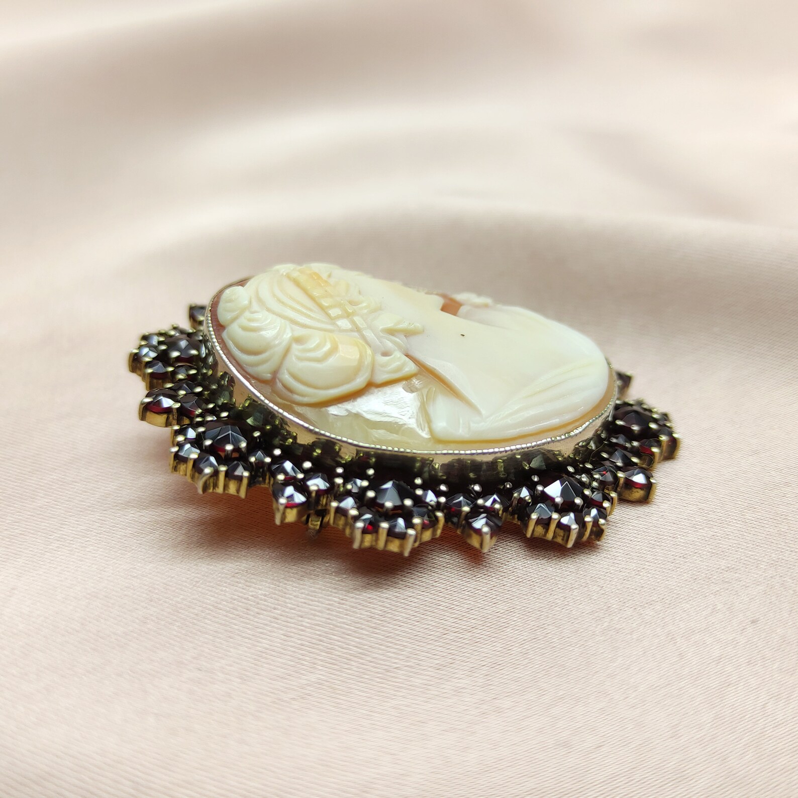 Lovely Vintage Red Bohemian Garnet Carved Shell Cameo Brooch Gilt ...