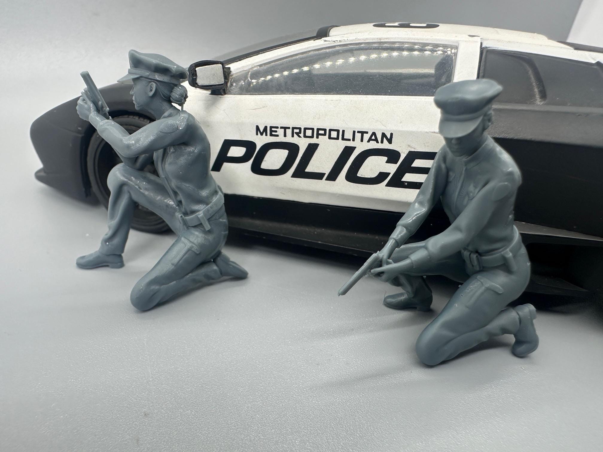 1/24 Scale Female Police Officers Taking Cover Resin Figures Unpainted ...