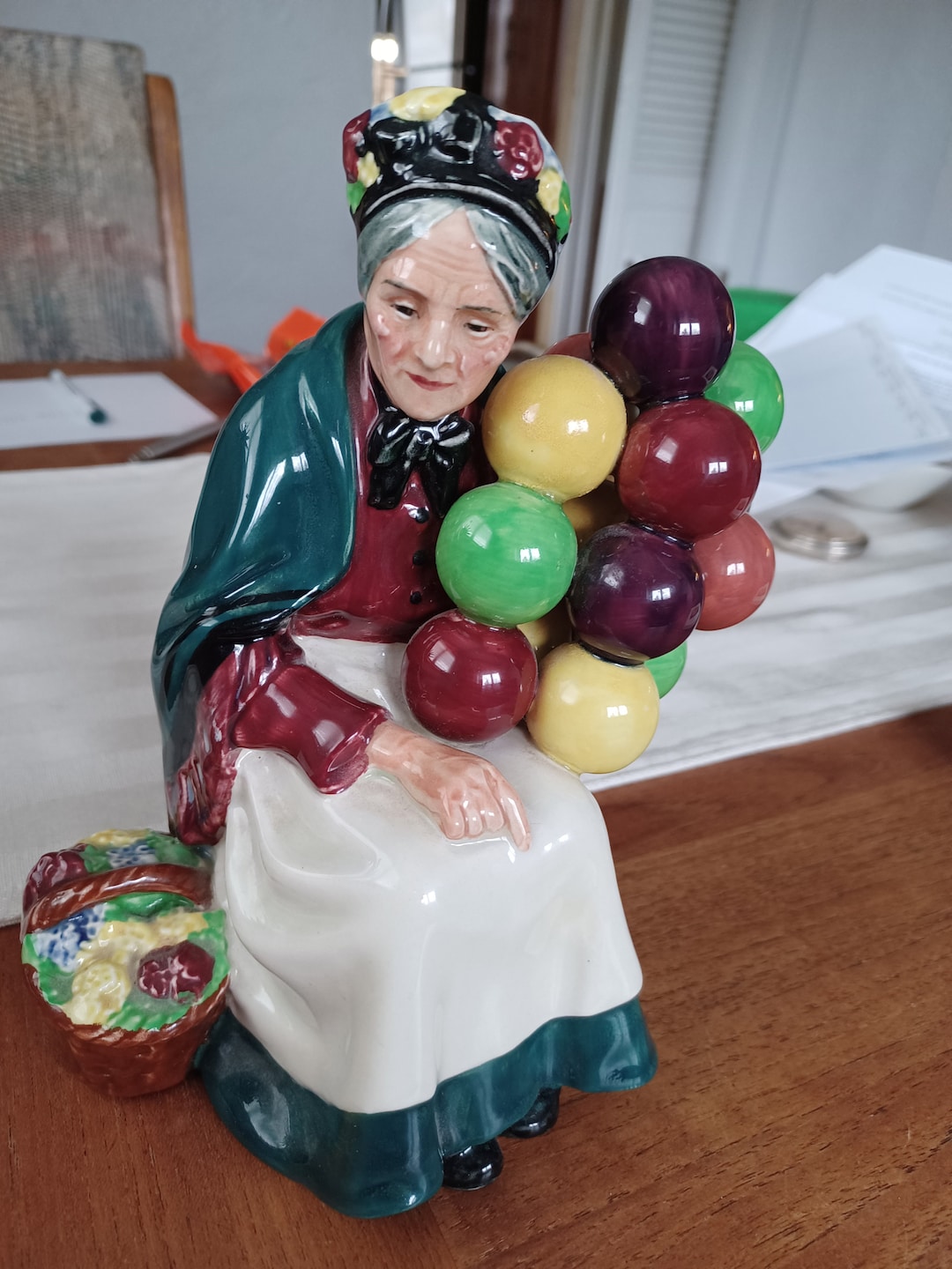 Royal Doulton "the Old Balloon Seller" 1928 - 1973 Mint No Crazing 7 3/ ...