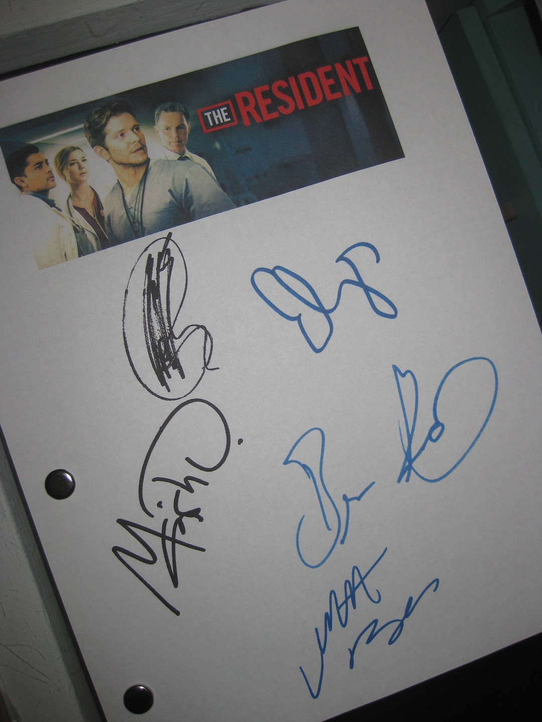 The Resident Signed TV Pilot Script Screenplay X5 Autographs Matt ...