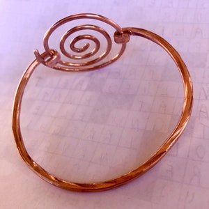 Heavy Gauge Hammered Copper Swirls Bangle. Arthritis Healing Jewellery ...
