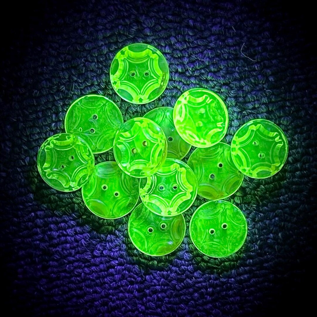 8 X RARE Amber Coloured Uranium Glass Art Deco Buttons 18mm Diameter ...