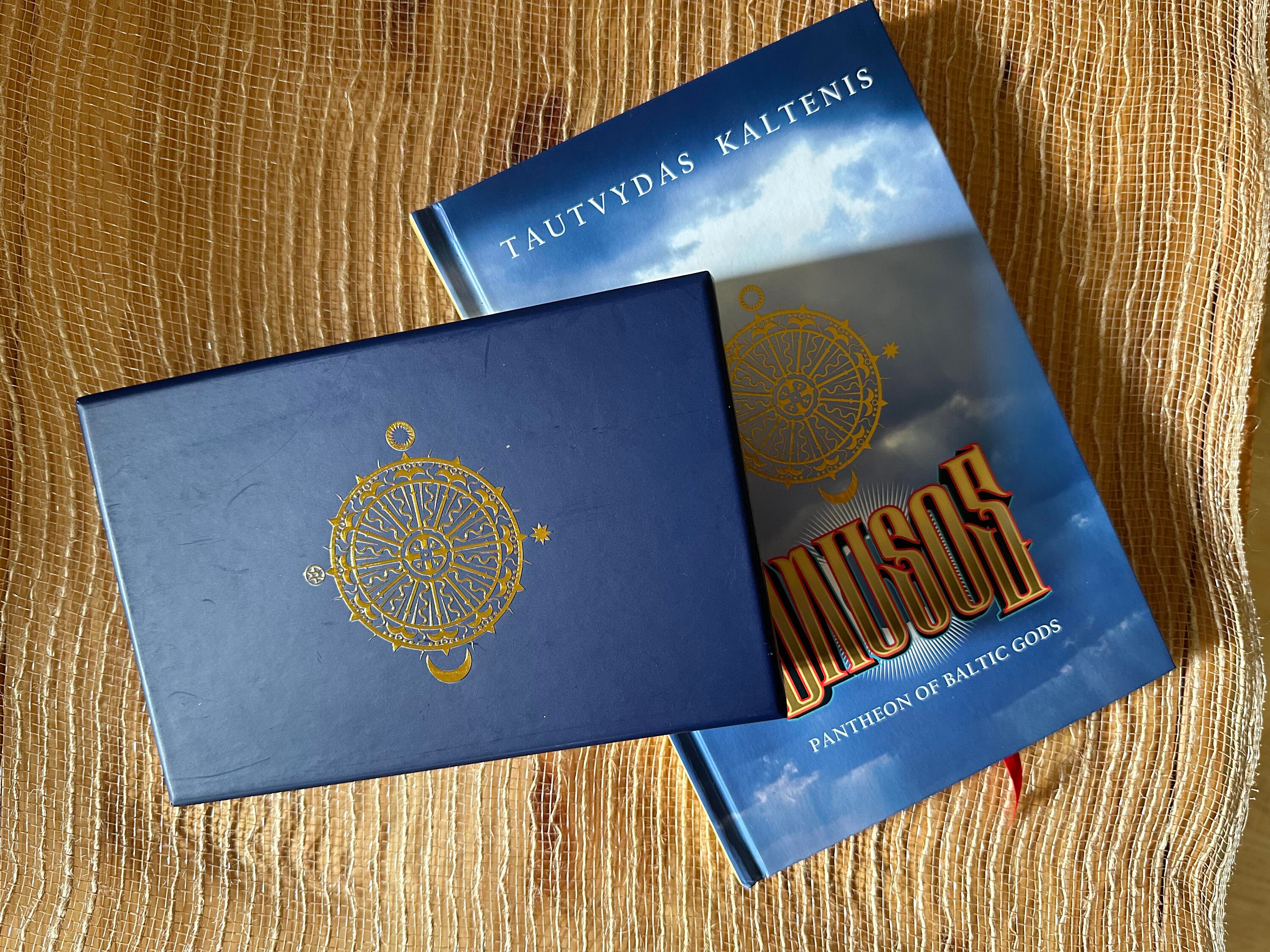 DAUSOS Gift Set Storybook Hardcover and Pair of Golden Edition Card ...