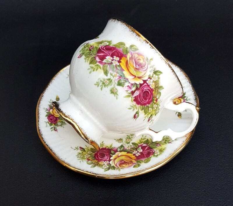 Elizabethan Tea Cup and Saucer England Teacup and Saucer, Gold Trim Tea ...