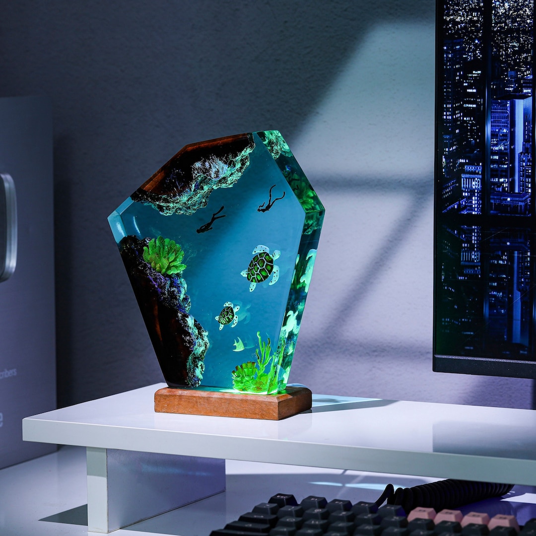 Sea Turle and Couple Divers Exploring the Ocean Lamp, Ocean Night ...