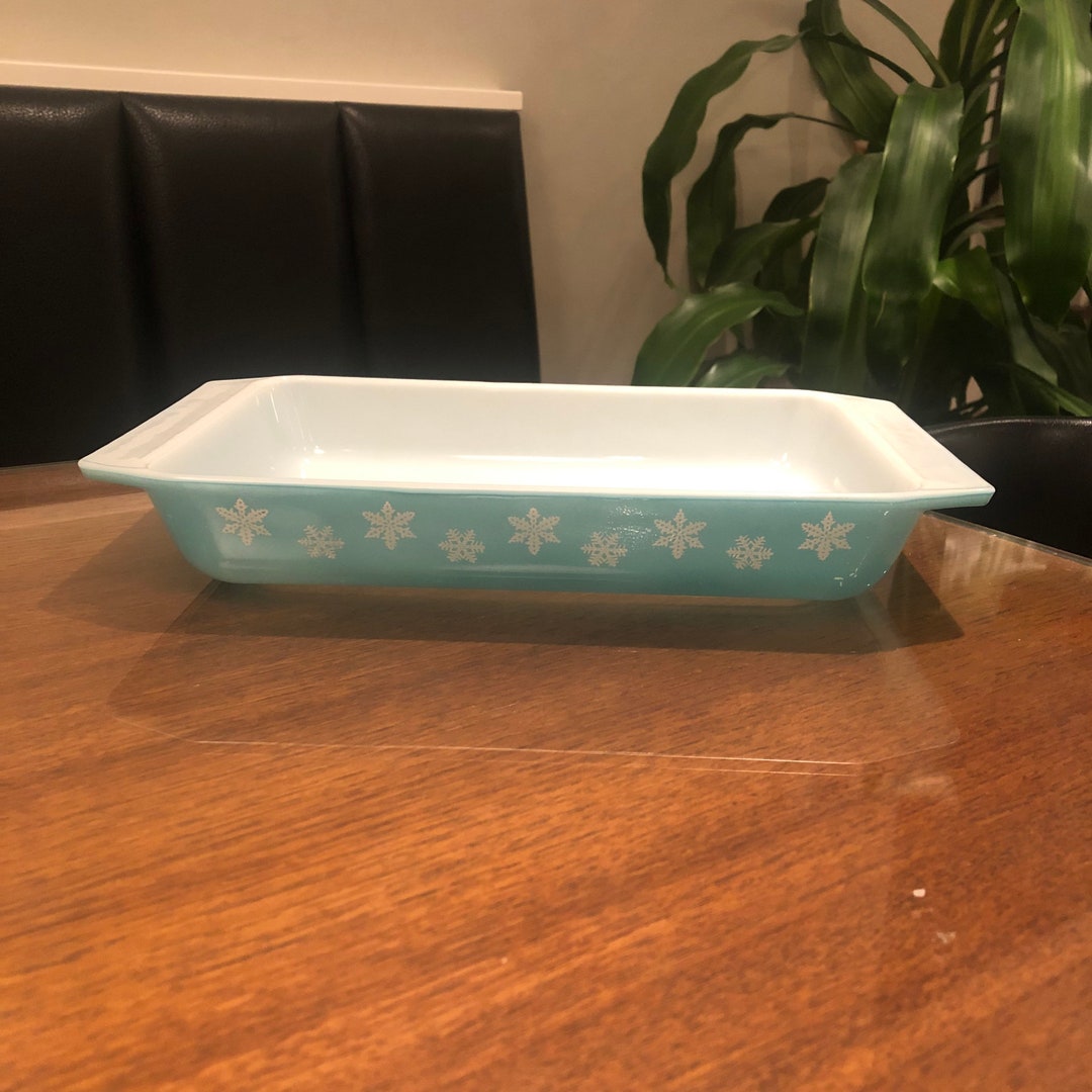 Pyrex Snowflake Turquoise / White Space Saver Casserole Dish; 548-B, 1 ...