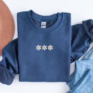 Daisy Flower Embroidered Sweatshirt, Wildflower Daisy Crewneck Sweater ...