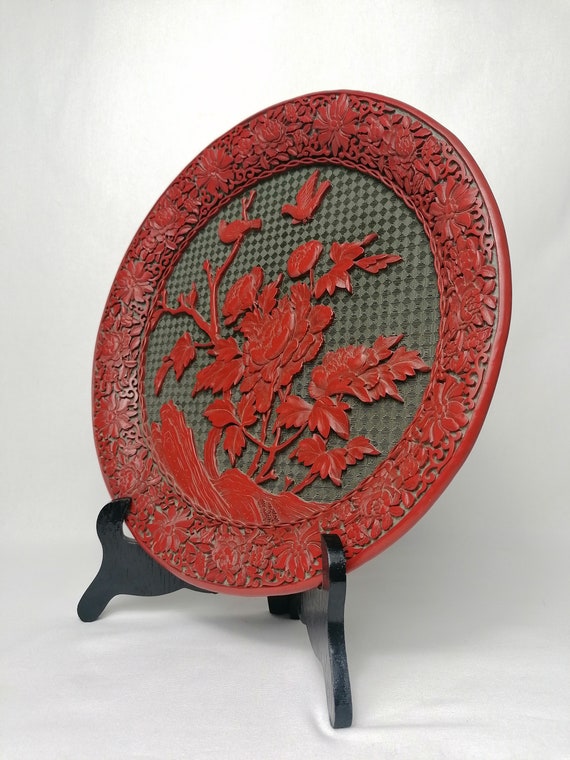 1912-1949 A large Chinese cinnabar plate with a decoration of flowers ...